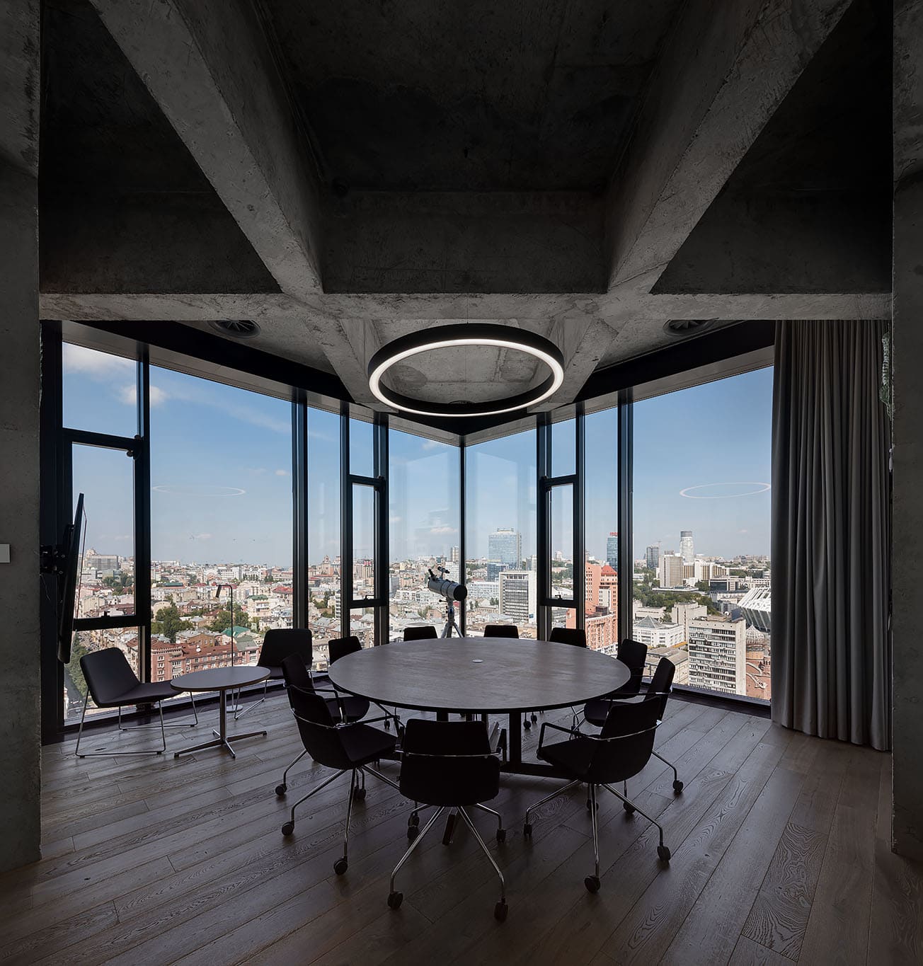 Concreto, vegetación y transparencia radical: la oficina de desarrollo de SAGA en la Casa ...