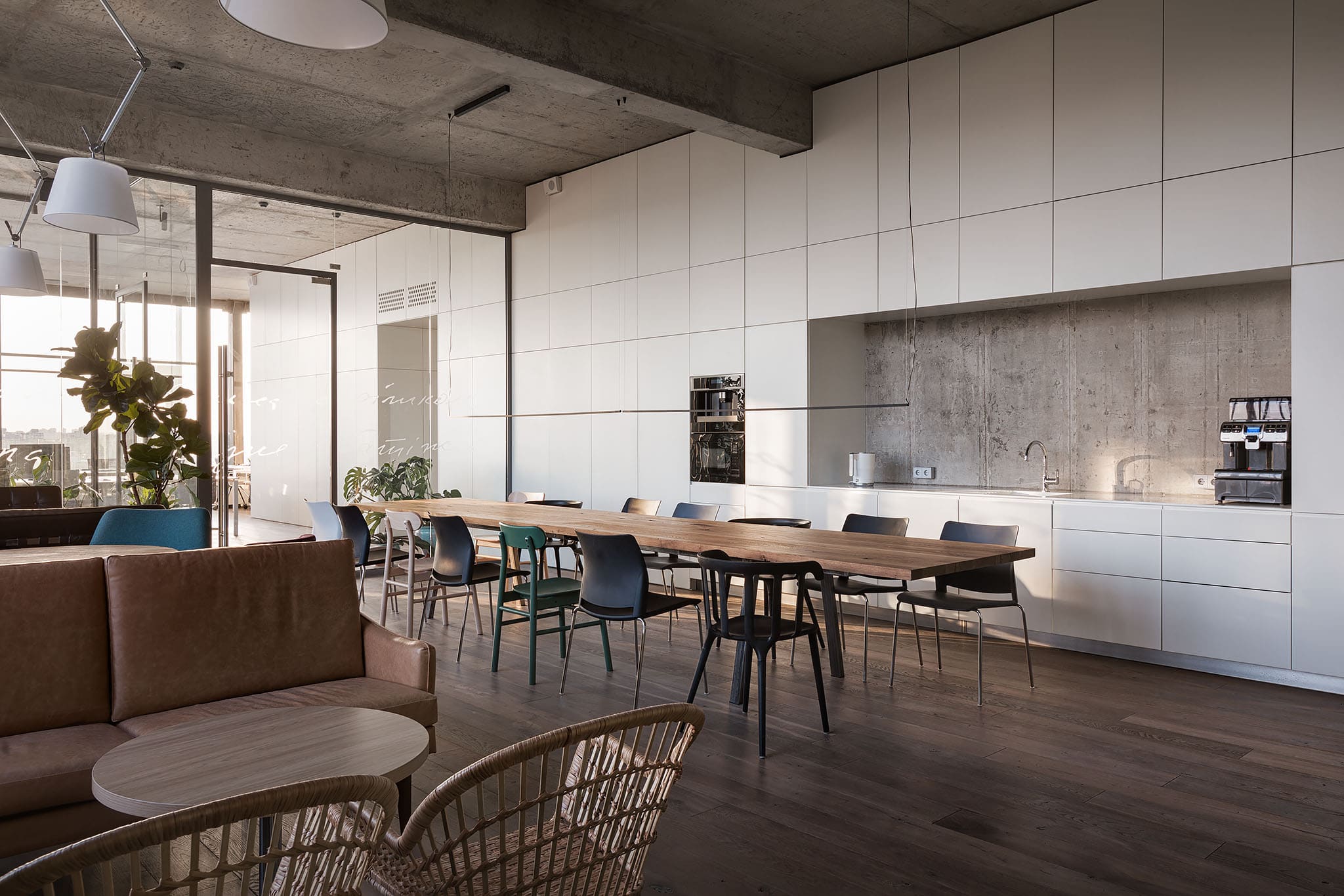 Concreto, vegetación y transparencia radical: la oficina de desarrollo de SAGA en la Casa ...