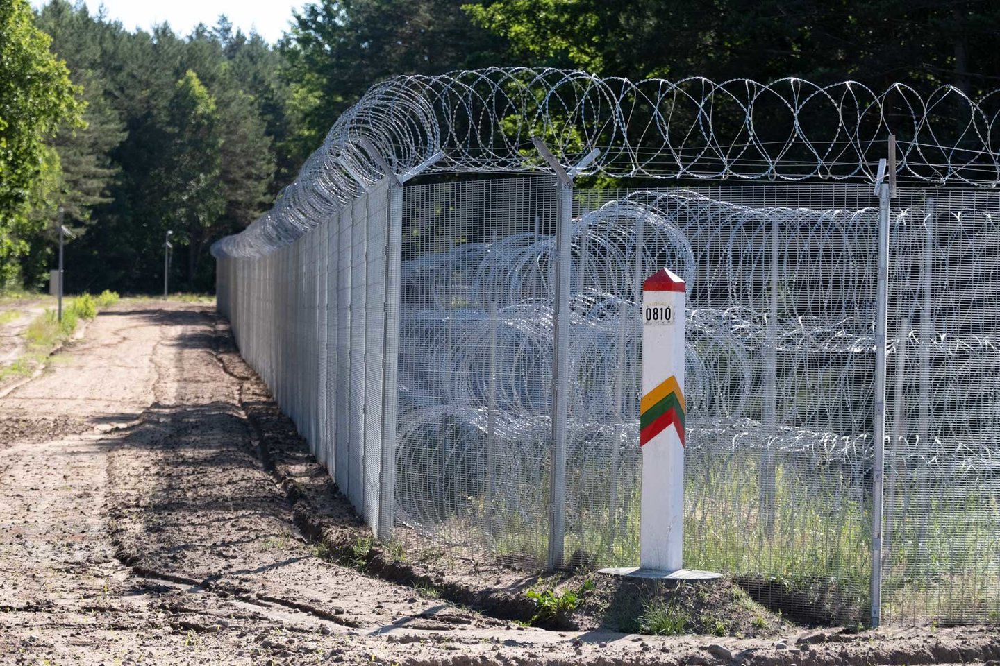 Lithuania strengthened the borders with Belarus with a barbed wire ...