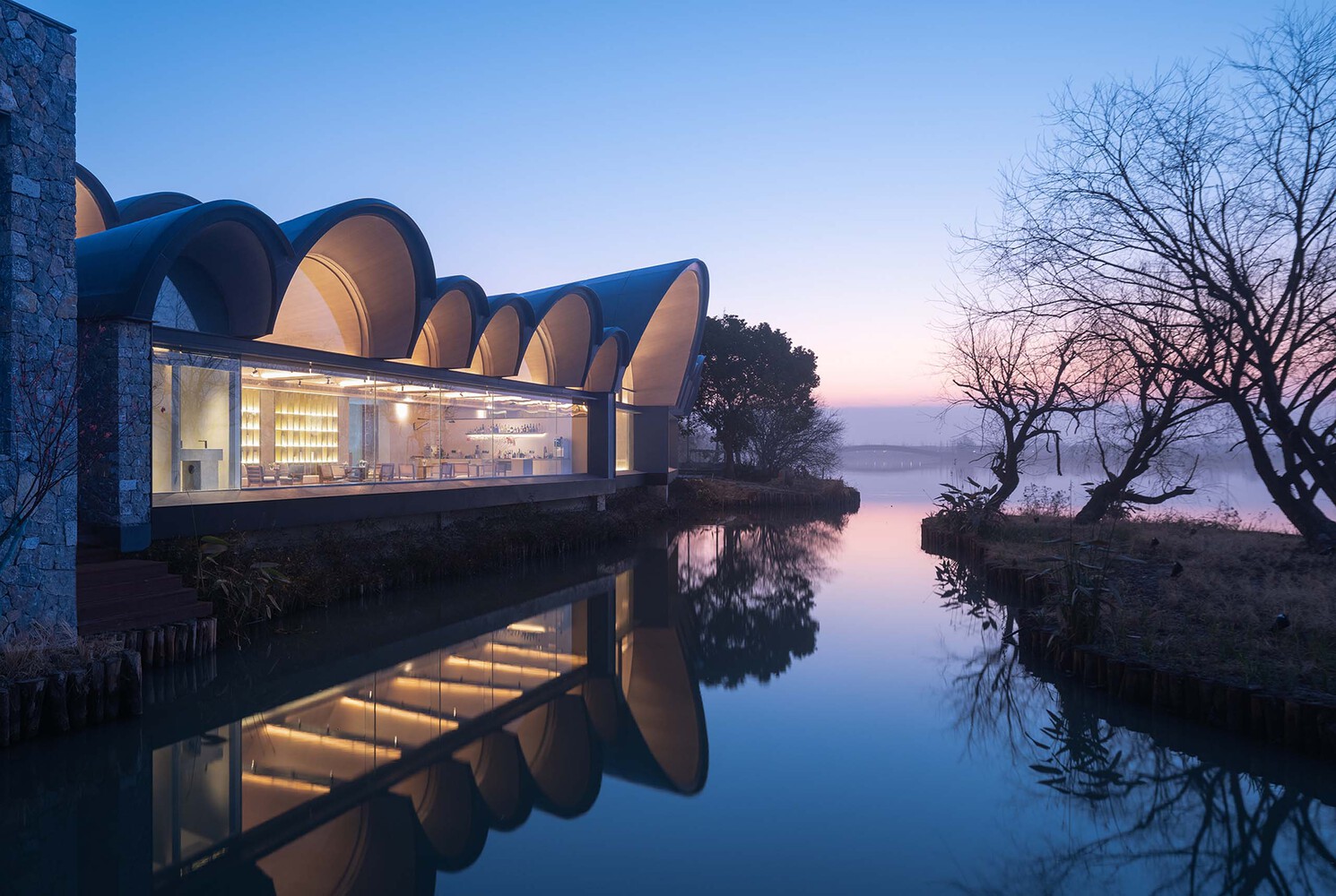 Nostalgisches Bild lokaler Boote: Hotelprojekt mit gewölbten Vordächern ...