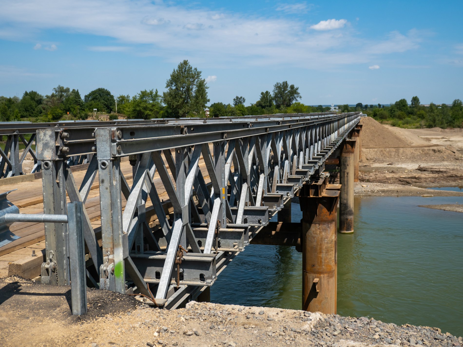 The longest temporary bridge was laid to the border with Romania ...