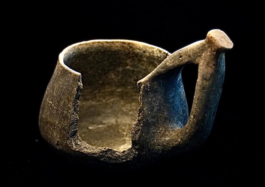 Archäologen haben in der Siedlung Bilsky einen skythischen Becher ...