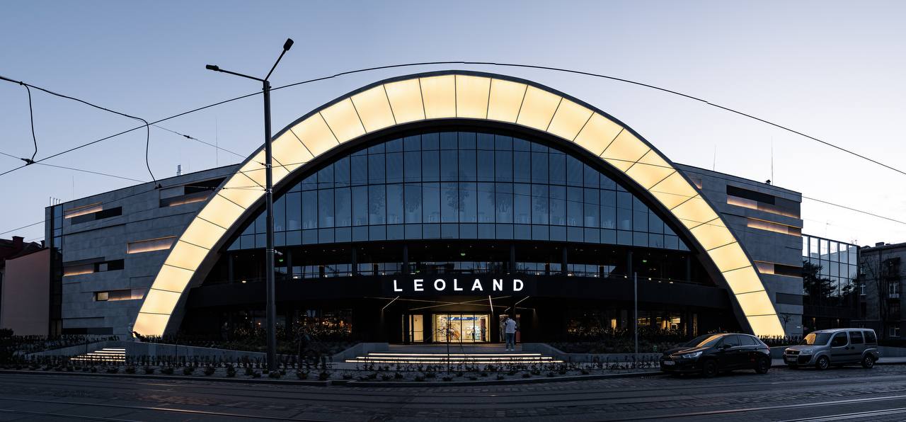 "The light that defines architecture." Illumination of the arch and ...