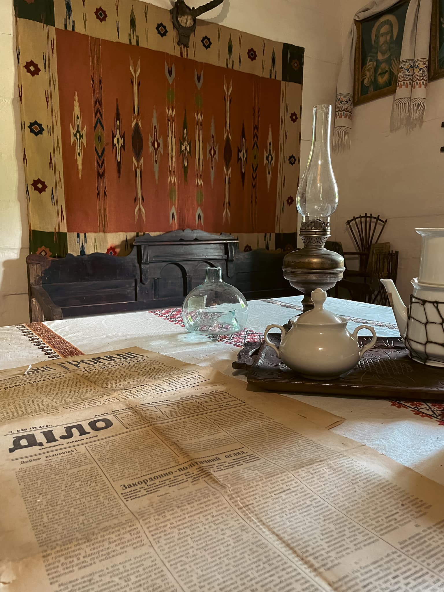 The interior of a school of the 19th century was recreated in Lviv ...