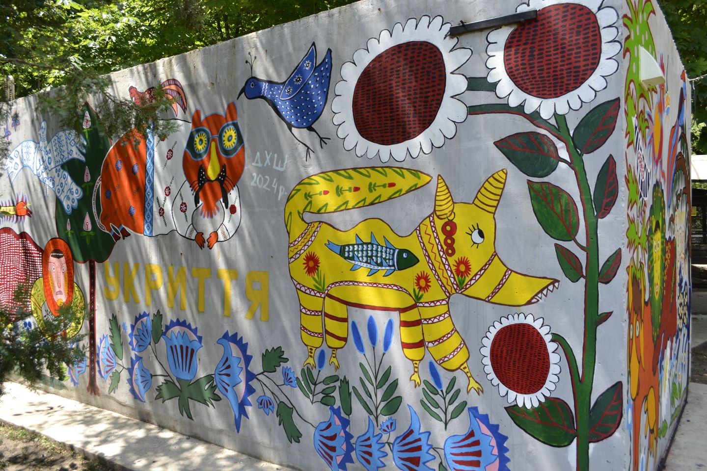 In the Mykolaiv Zoo, children painted a shelter in the style of the ...