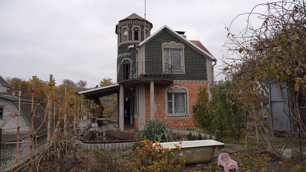 In Saporoschje baute eine Familie ein Haus aus Champagnerflaschen ...