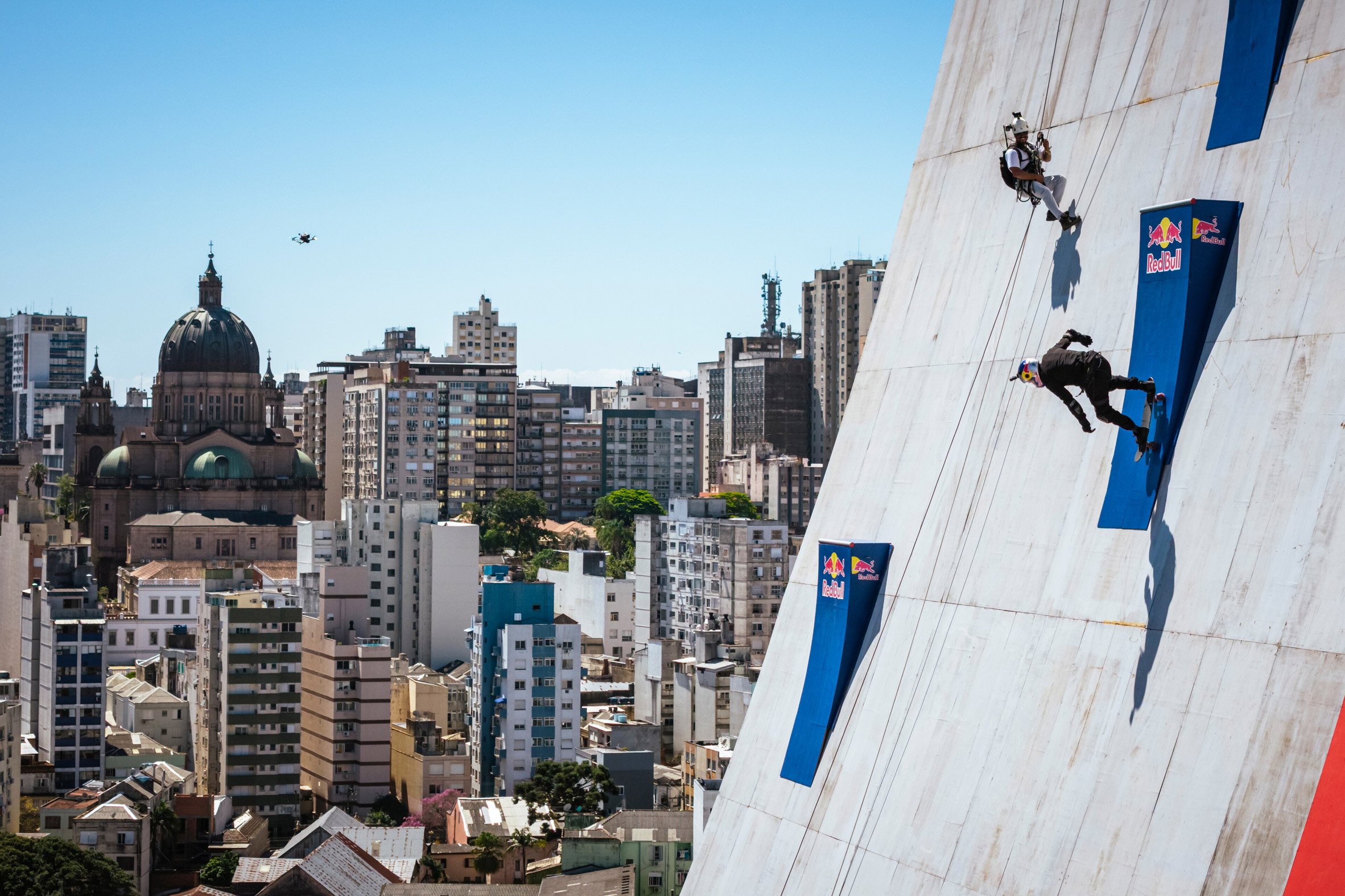 Red Bull y Prada transformaron un rascacielos brasileño en la rampa de ...
