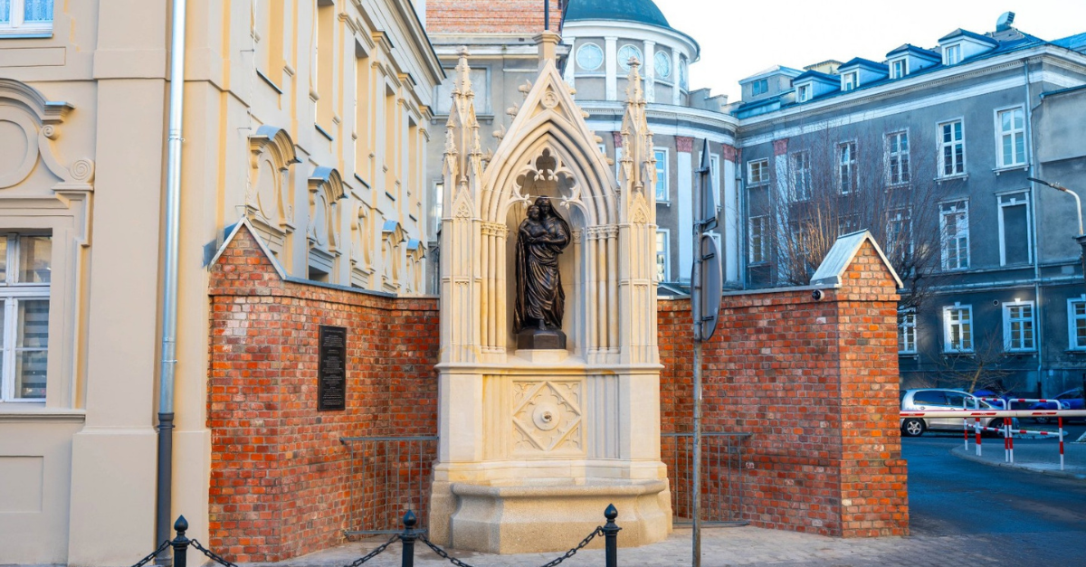 Il pozzo del conte Raczynski del 1846 restaurato a Poznan sulla base di ...